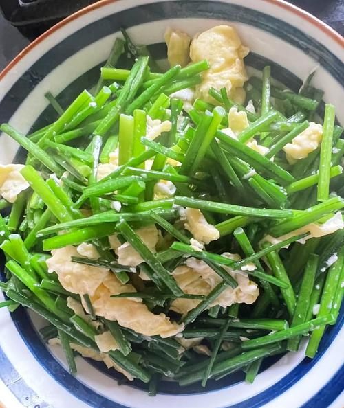 韭苔炒鸡蛋怎么做_韭苔炒鸡蛋的家常做法-第3张图片-山城妙识