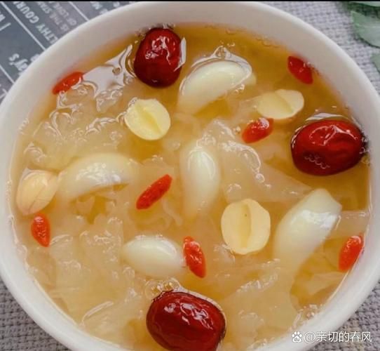 冰糖银耳莲子汤的做法_冰糖银耳莲子汤的功效与作用-第2张图片-山城妙识