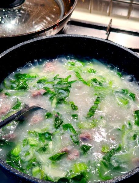 青菜瘦肉粥用什么青菜好_哪些青菜最搭瘦肉粥-第1张图片-山城妙识