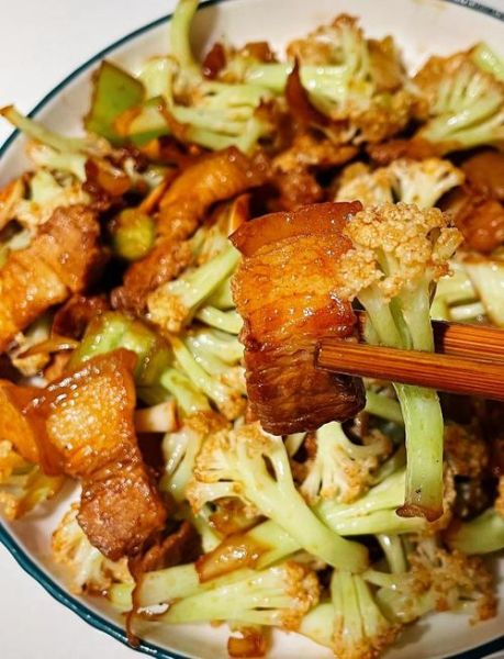 花菜炒肉片怎么炒才脆嫩_花菜炒肉片的家常做法-第2张图片-山城妙识