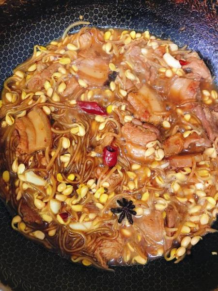 五花肉炖黄豆芽怎么做_五花肉炖黄豆芽的家常做法-第1张图片-山城妙识