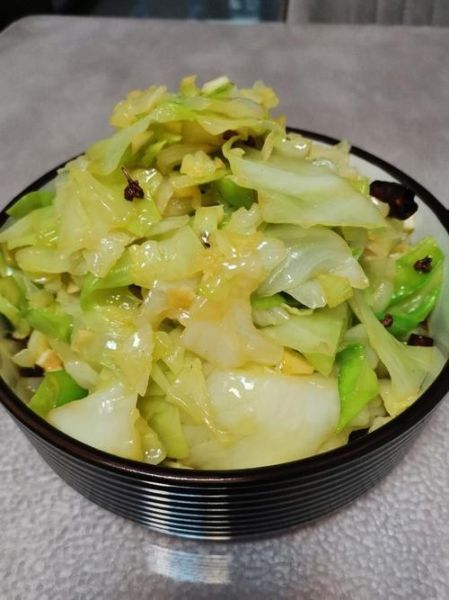 甘蓝菜凉拌怎么做好吃_甘蓝凉拌要不要焯水-第3张图片-山城妙识