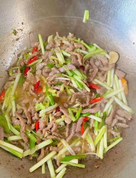 炒韭黄肉丝怎么做_韭黄炒肉先炒哪个-第1张图片-山城妙识