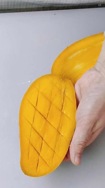 芒果怎么切_芒果切法图解-第1张图片-山城妙识 芒果怎么切_芒果切法图解-第1张图片-山城妙识