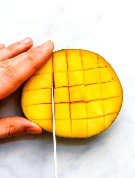 芒果怎么切_芒果切法图解-第2张图片-山城妙识 芒果怎么切_芒果切法图解-第2张图片-山城妙识