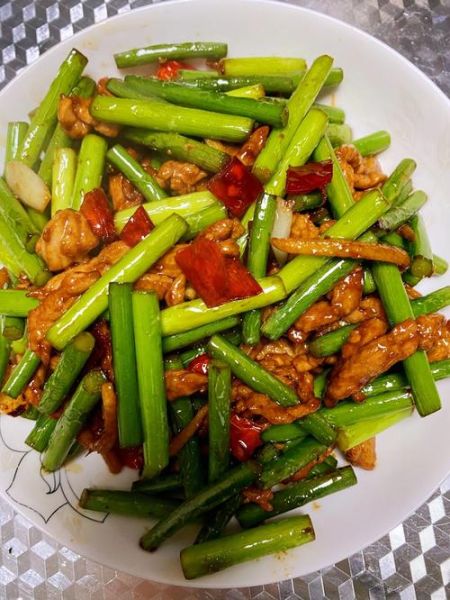 蒜苔炒肉炒几分钟能熟_蒜苔炒肉需要炒多久-第2张图片-山城妙识