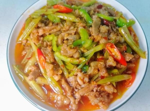 肉丝炒芹菜怎么炒好吃_芹菜炒肉丝嫩脆秘诀-第1张图片-山城妙识