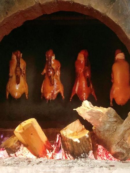 北京烤鸭怎么做才正宗_挂炉与焖炉区别-第1张图片-山城妙识 北京烤鸭怎么做才正宗_挂炉与焖炉区别-第1张图片-山城妙识