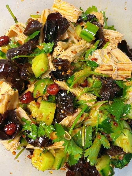 凉拌腐竹木耳怎么做好吃_凉拌腐竹木耳要不要焯水-第1张图片-山城妙识