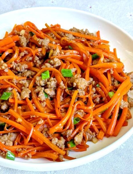 胡萝卜炒肉丝怎么炒_胡萝卜炒肉丝先炒哪个-第1张图片-山城妙识