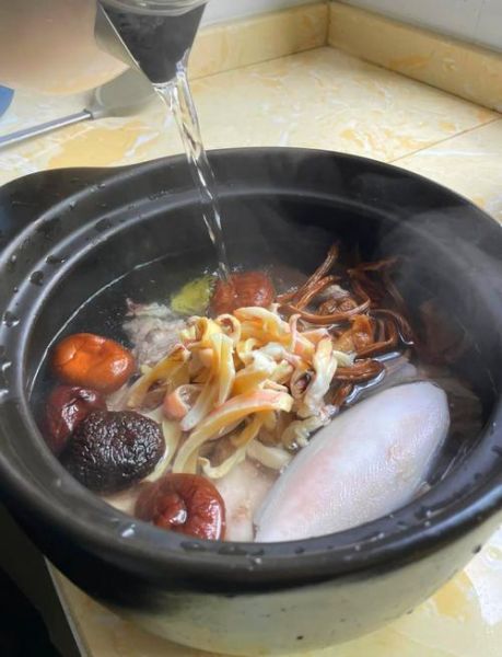 墨鱼肉片汤怎么做_墨鱼煲汤要焯水吗-第1张图片-山城妙识