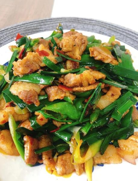 青蒜炒肉片怎么做_青蒜炒肉片先炒肉还是先炒蒜-第1张图片-山城妙识