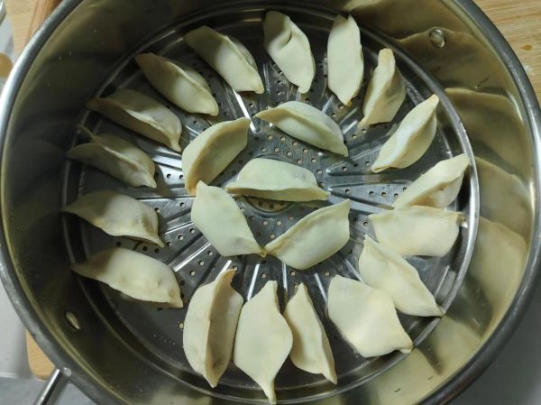 蒸饺皮怎么做才软_蒸饺皮不硬的小窍门-第1张图片-山城妙识