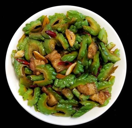 苦瓜炒肉怎么做好吃_苦瓜炒肉不苦窍门-第1张图片-山城妙识