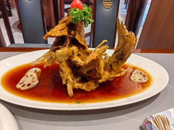 糖醋鲤鱼怎么做才好吃_糖醋鲤鱼外酥里嫩的秘诀-第2张图片-山城妙识