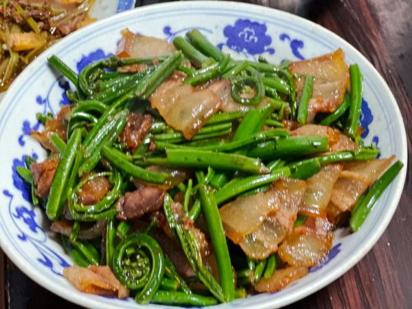 蕨菜炒肉怎么做好吃_蕨菜炒肉的家常做法-第3张图片-山城妙识