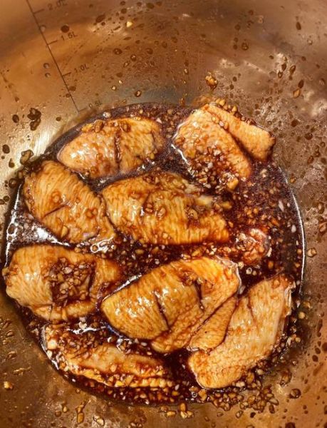 蜜汁烤鸡翅根怎么做_为什么先腌后烤更入味-第1张图片-山城妙识