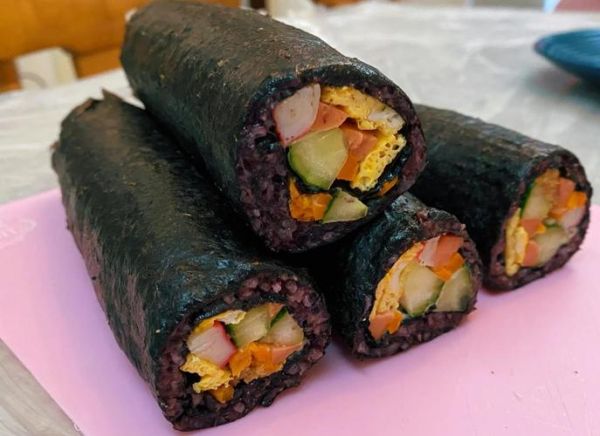 紫菜包饭怎么卷_紫菜包饭用什么米-第1张图片-山城妙识