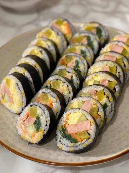 紫菜包饭怎么卷_紫菜包饭用什么米-第2张图片-山城妙识