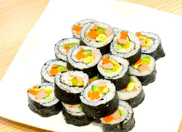 紫菜包饭怎么卷_紫菜包饭用什么米-第3张图片-山城妙识