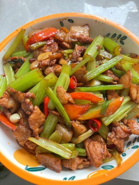 芹菜肉丝怎么炒好吃_芹菜炒肉用焯水吗-第1张图片-山城妙识 芹菜肉丝怎么炒好吃_芹菜炒肉用焯水吗-第1张图片-山城妙识