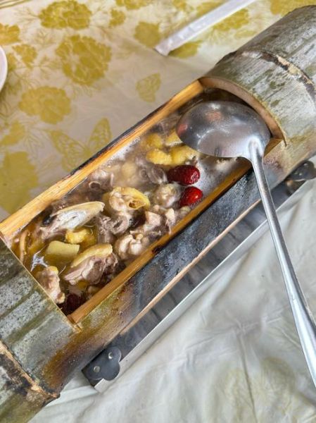 竹筒鸡怎么做_竹筒鸡是哪里的菜-第1张图片-山城妙识