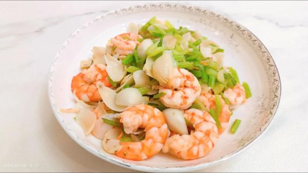 西芹百合炒虾仁怎么做_西芹百合炒虾仁用焯水吗-第1张图片-山城妙识