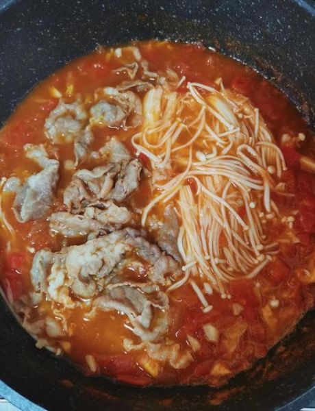 西红柿金针菇肥牛怎么做_肥牛片多久下锅-第1张图片-山城妙识