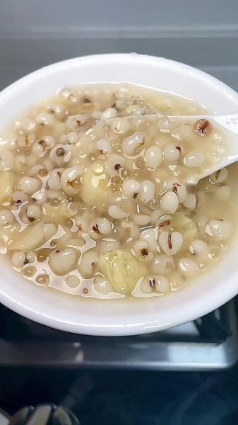 薏米和什么熬粥最祛湿_薏米粥搭配什么食材好-第1张图片-山城妙识