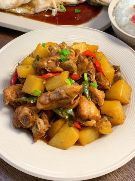 红烧鸡肉土豆怎么做才入味_红烧鸡肉土豆的窍门-第1张图片-山城妙识