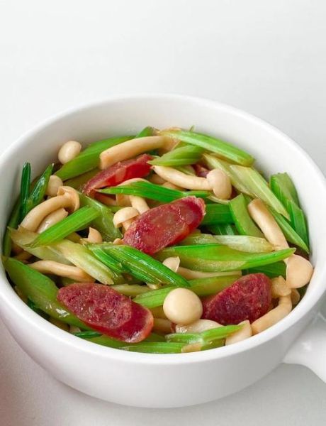 腊肠炒芹菜怎么做_腊肠炒芹菜要不要焯水-第1张图片-山城妙识