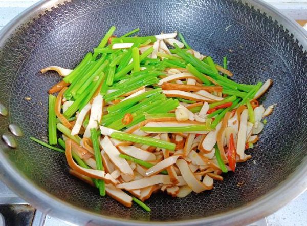 芹菜香干怎么炒_芹菜香干炒几分钟-第3张图片-山城妙识 芹菜香干怎么炒_芹菜香干炒几分钟-第3张图片-山城妙识