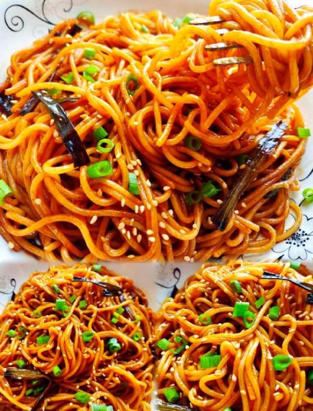 葱油拌面的葱油怎么熬好吃_熬葱油用什么油最香-第1张图片-山城妙识 葱油拌面的葱油怎么熬好吃_熬葱油用什么油最香-第1张图片-山城妙识