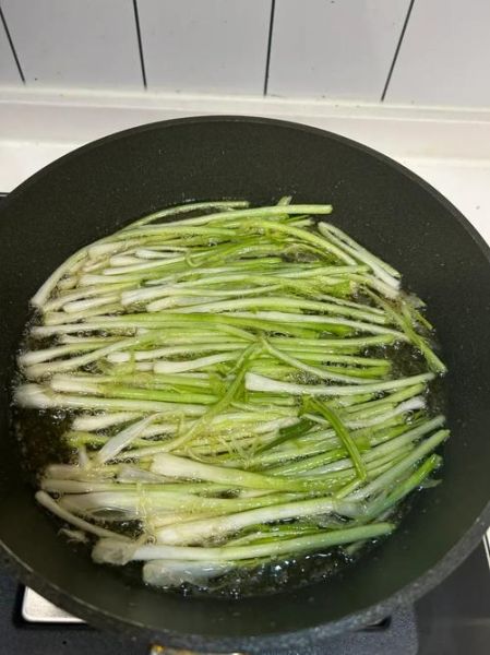 葱油拌面的葱油怎么熬好吃_熬葱油用什么油最香-第3张图片-山城妙识 葱油拌面的葱油怎么熬好吃_熬葱油用什么油最香-第3张图片-山城妙识