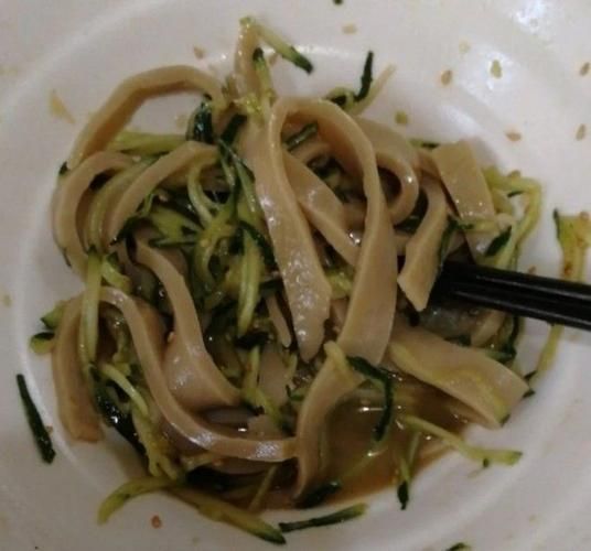 莜面凉皮怎么和面_莜面凉皮怎样摊很薄-第1张图片-山城妙识