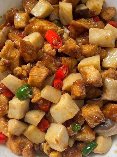 鸡丁怎么做好吃又简单_鸡丁炒什么配菜最香-第1张图片-山城妙识