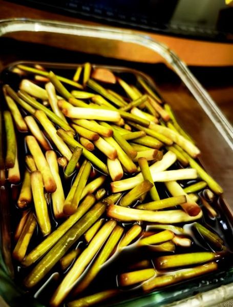 蒜薹怎么腌制才好吃_蒜薹腌制的家常做法-第1张图片-山城妙识