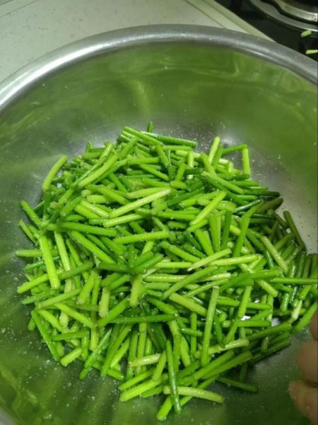 蒜薹怎么腌制才好吃_蒜薹腌制的家常做法-第3张图片-山城妙识