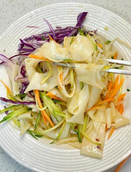 澄粉凉皮怎样做最劲道_澄粉凉皮为什么一蒸就裂-第1张图片-山城妙识