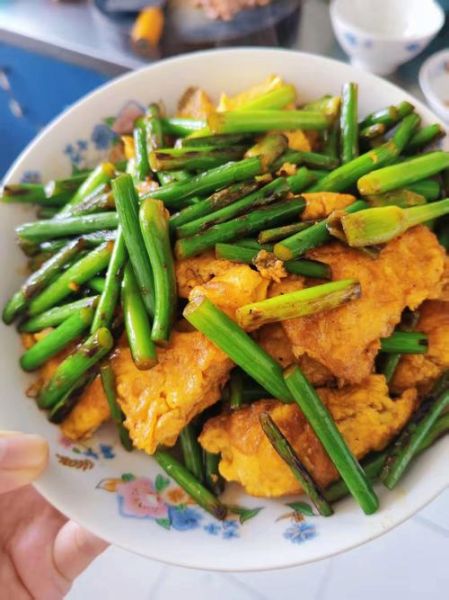 鸡蛋炒蒜苔怎么做_鸡蛋炒蒜苔先炒哪个-第1张图片-山城妙识