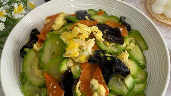 西葫芦木耳炒鸡蛋的做法_西葫芦木耳炒鸡蛋怎么炒好吃-第1张图片-山城妙识