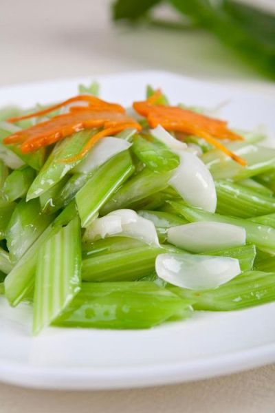 芹菜炒百合怎么做_芹菜炒百合需要焯水吗-第3张图片-山城妙识