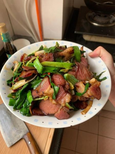 蒜苗炒腊肉怎么炒好吃_腊肉炒蒜苗做法窍门-第2张图片-山城妙识