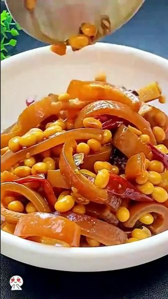 猪皮炒黄豆怎么做才好吃_猪皮炒黄豆的家常做法窍门-第1张图片-山城妙识