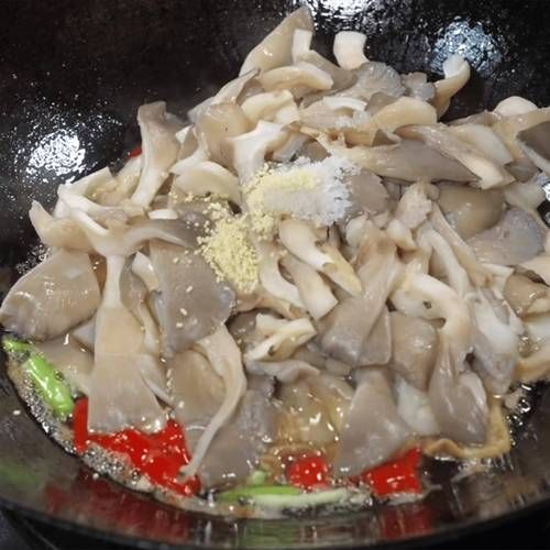 肉炒平菇怎么做_平菇炒肉要不要焯水-第3张图片-山城妙识