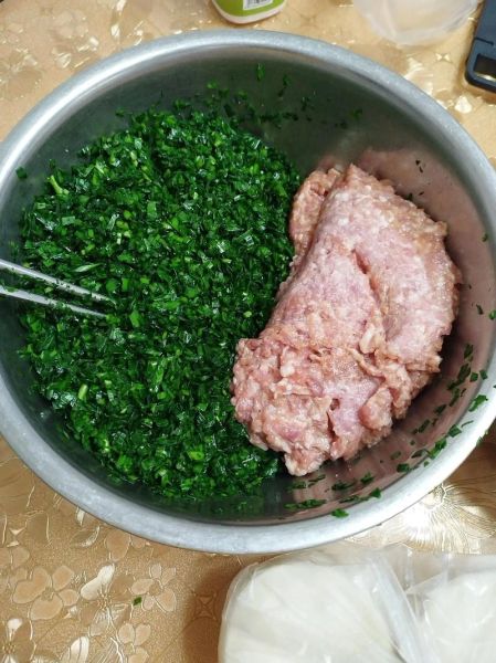 韭菜鸡蛋饺子馅怎么做_韭菜鸡蛋饺子馅的调法-第3张图片-山城妙识
