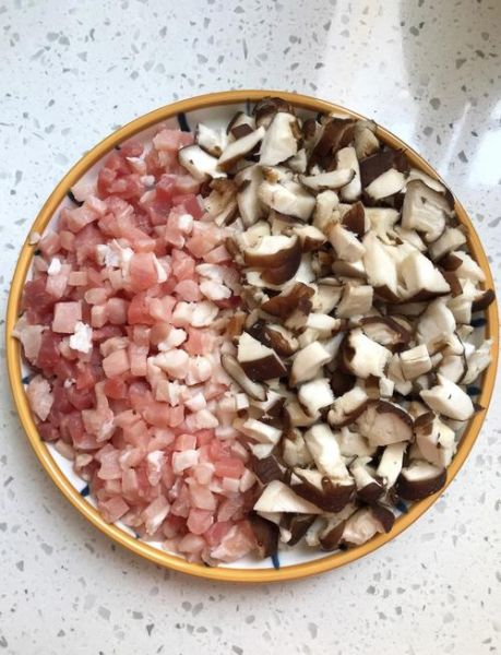 香菇肉丁炸酱怎么做_香菇肉丁炸酱做法大全-第1张图片-山城妙识