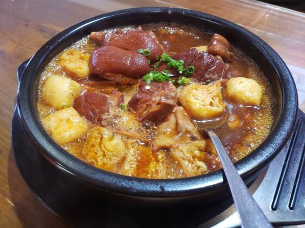 砂锅炖肘子怎么做_砂锅炖肘子需要焯水吗-第2张图片-山城妙识