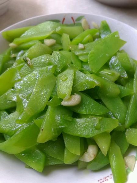 清炒莴笋片要不要焯水_焯水后口感如何-第2张图片-山城妙识