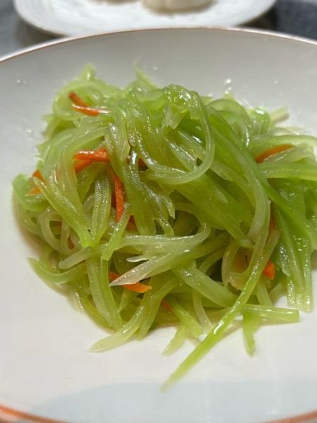 清炒莴笋片要不要焯水_焯水后口感如何-第1张图片-山城妙识